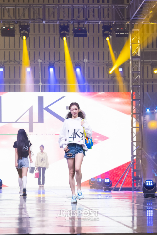 [JP포토] 모델 주윤서, 이태리 브랜드 'L4K3' 패션쇼 런웨이 - Kollo