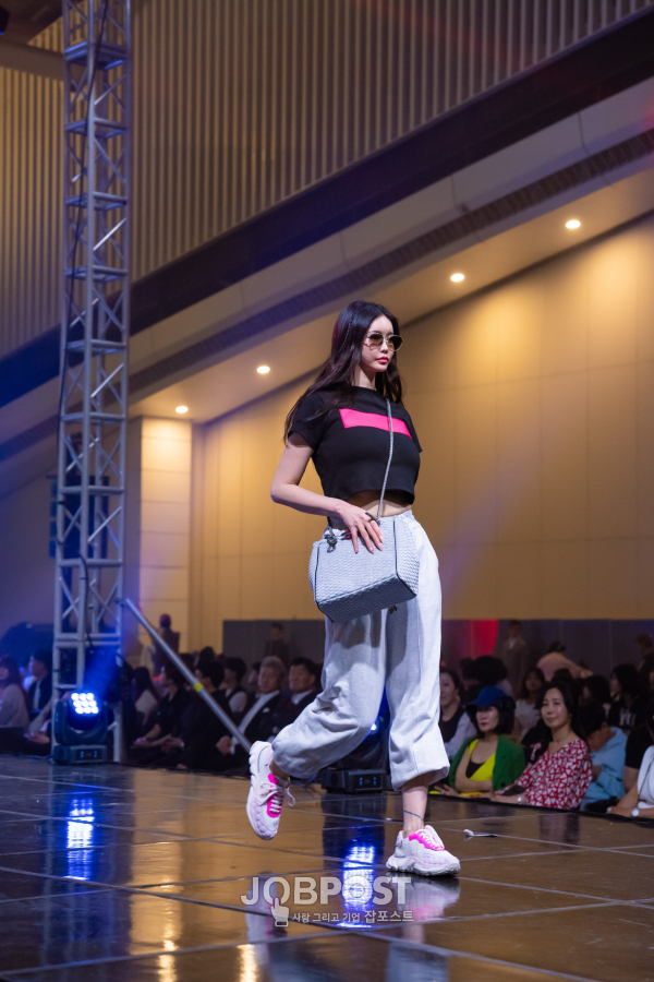 [JP포토] 모델 김시후, 'L4K3' 패션쇼 런웨이 무대 "배테랑 다운 당당한 워킹" - Kollo